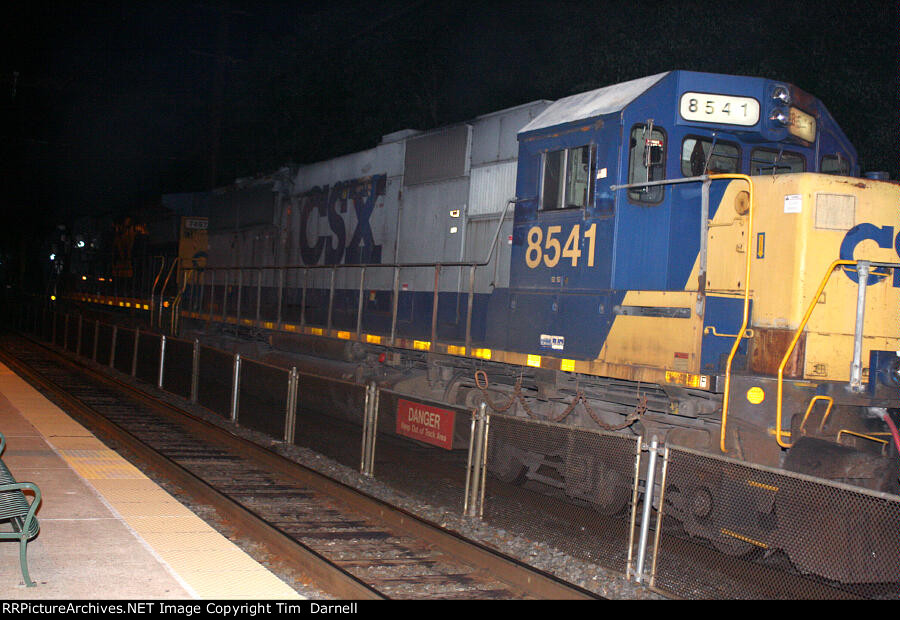 CSX 8541 on Q301